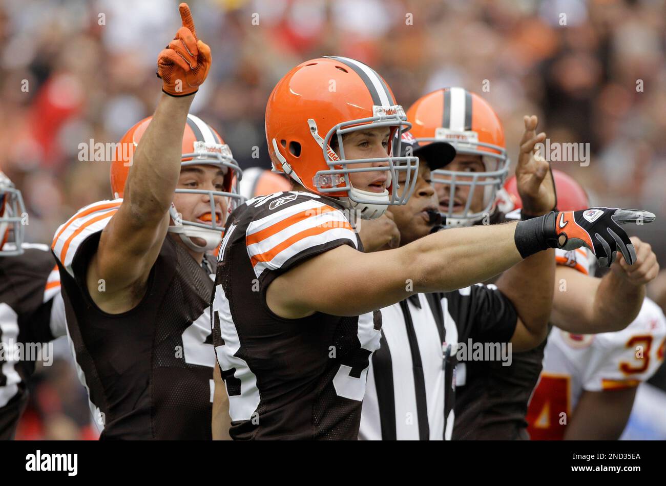 Cleveland Browns linebacker Jason Trusnik, center, and cornerback ...