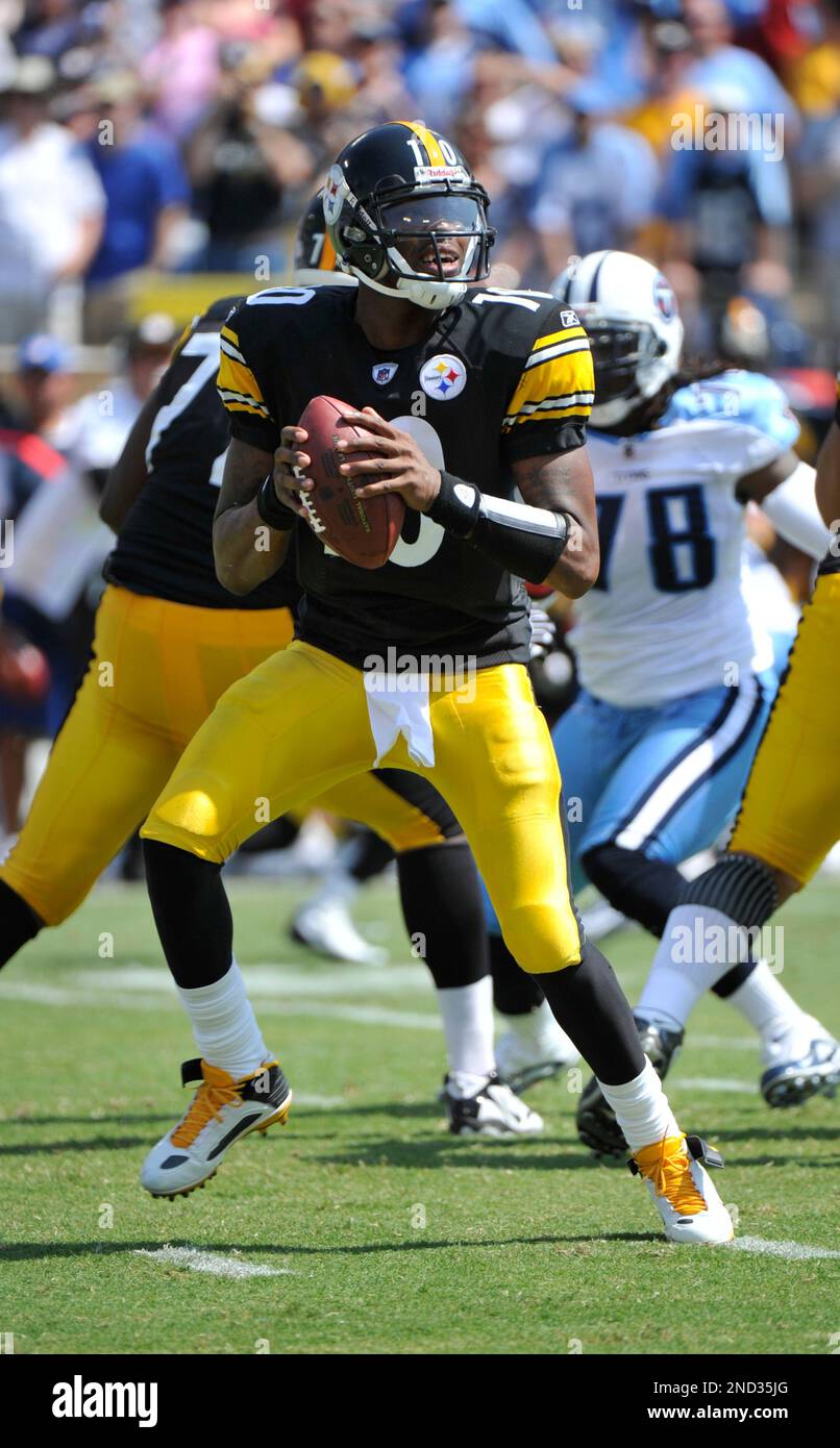 Pittsburgh Steelers quarterback Dennis Dixon (10) plays against the ...