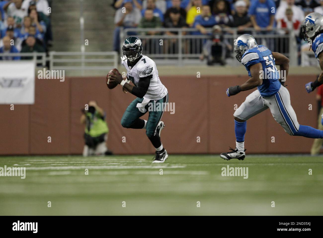 Philadelphia Eagles quarterback Michael Vick scrambles during the first ...