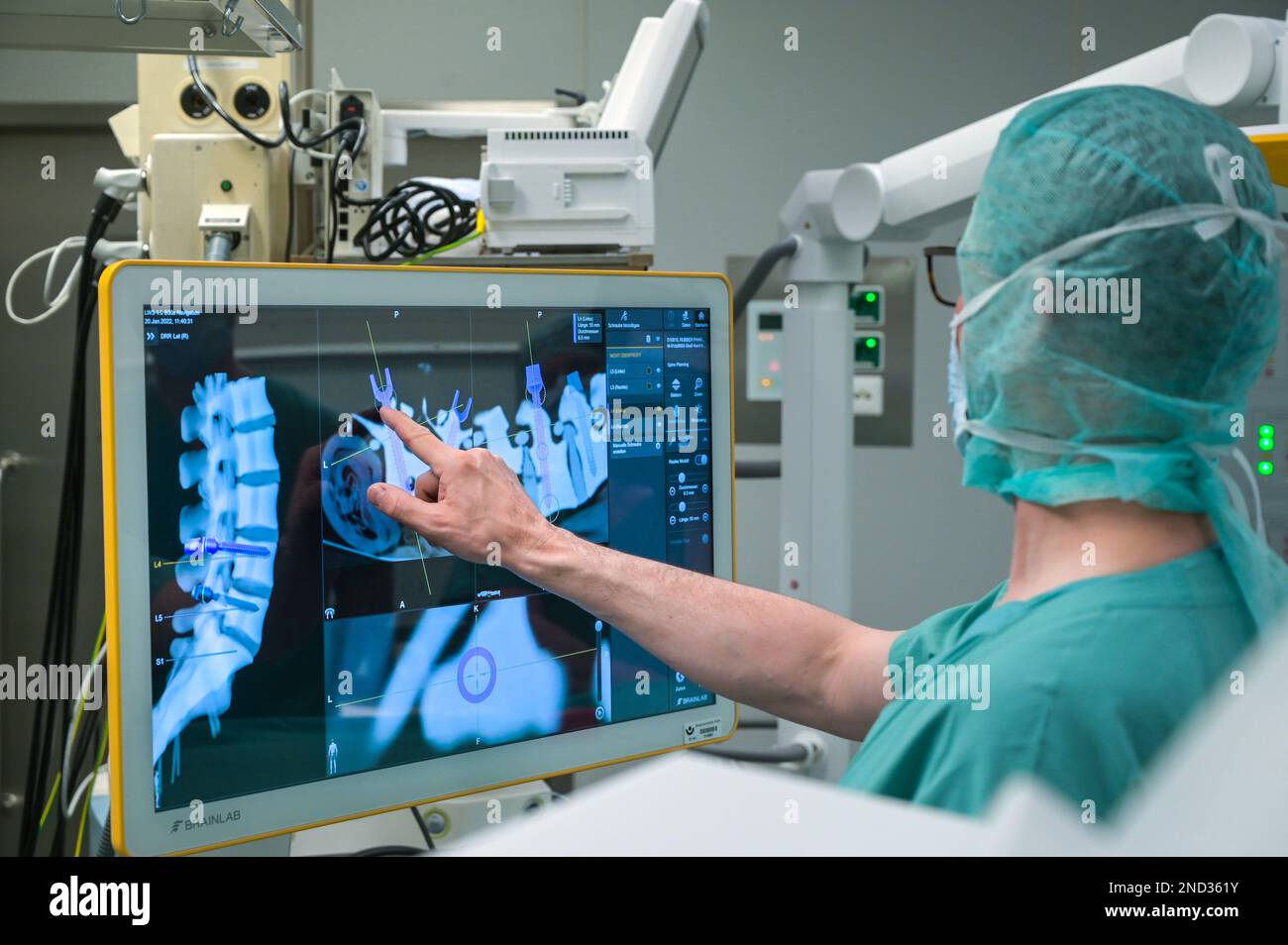 15 February 2023, Saxony-Anhalt, Halle (Saale): Senior physician ...