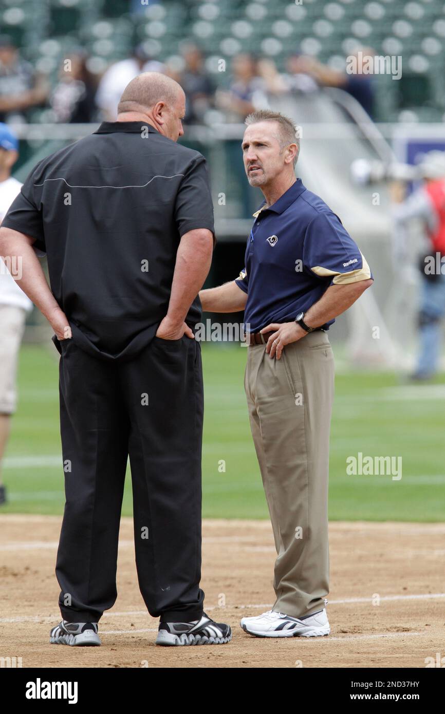 Oakland Raiders head coach Tom Cable, left, and St. Louis Rams head ...