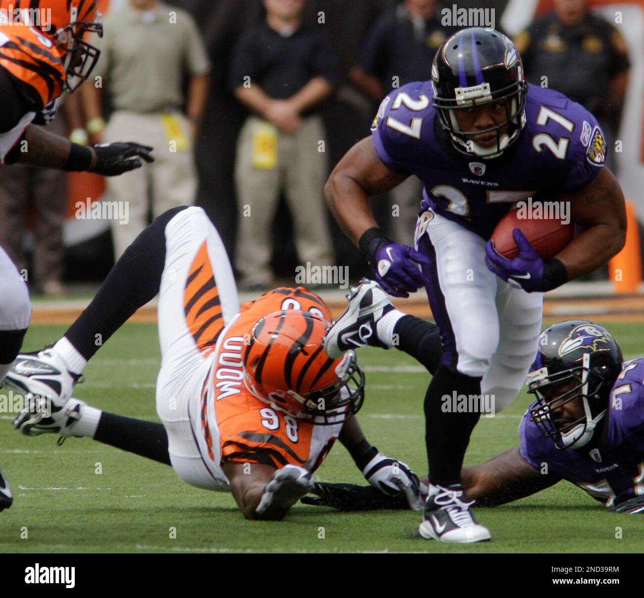 Baltimore Ravens running back Ray Rice (27) runs past Cincinnati ...