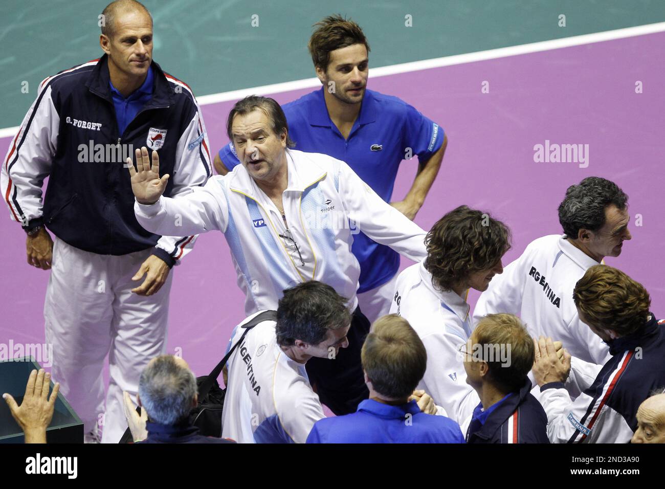 Argentina's coach Tito Vazquez, center, waves to France team members ...