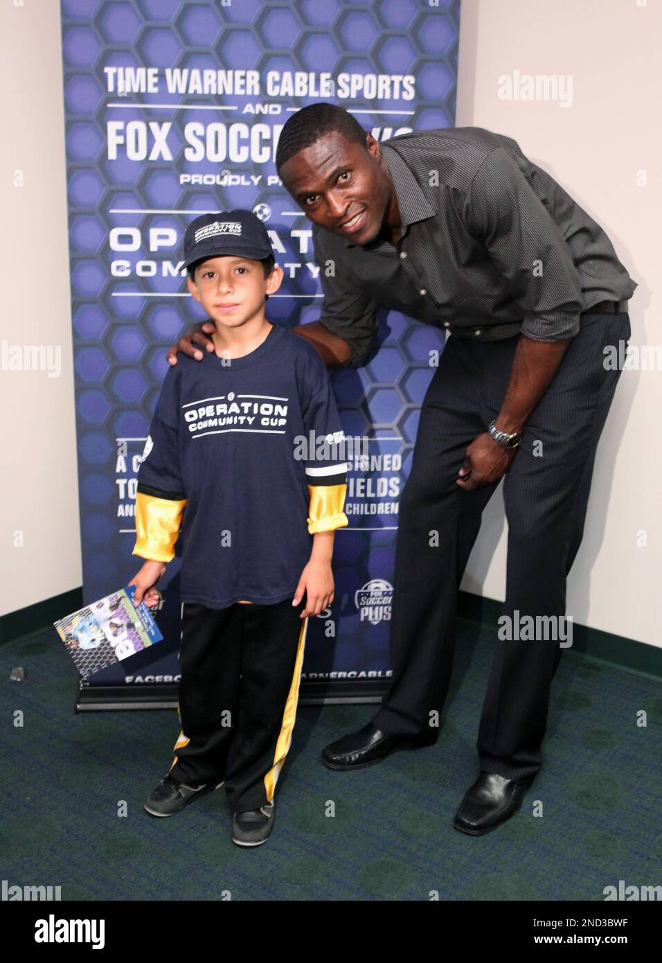 Galaxy goal keeper Donovan Ricketts, right, poses with a youth soccer ...