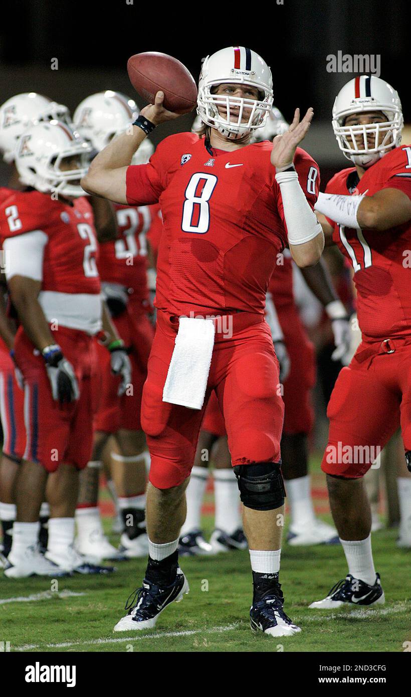 Arizona quaterback Nick Foles (8) and Bryson Beirne (right) warms-up by ...
