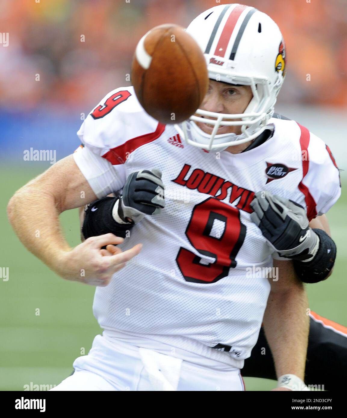 Oregon State's Suaesi Tuimaunei (28) knocks the ball away as Louisville ...