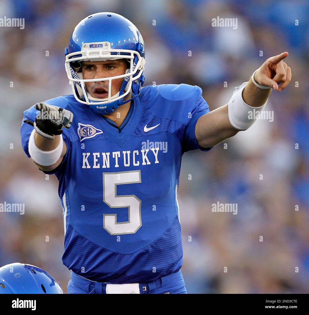Kentucky quarterback Mike Hartline calls out a defense at the line of ...