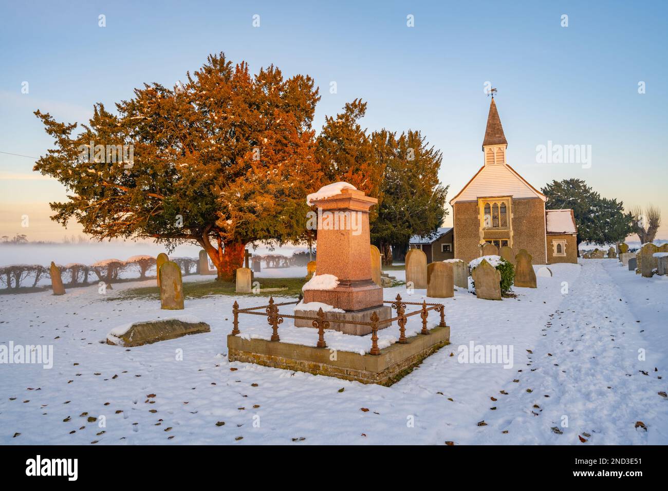 St margarets church ifield hi-res stock photography and images - Alamy