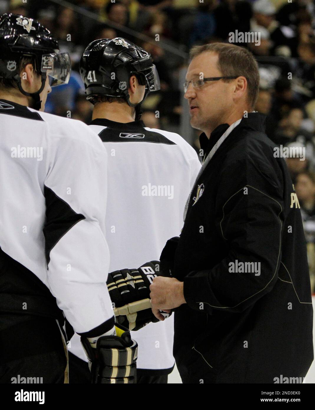 Pittsburgh Penguins coach Dan Bylsma, right, talks with defenseman ...