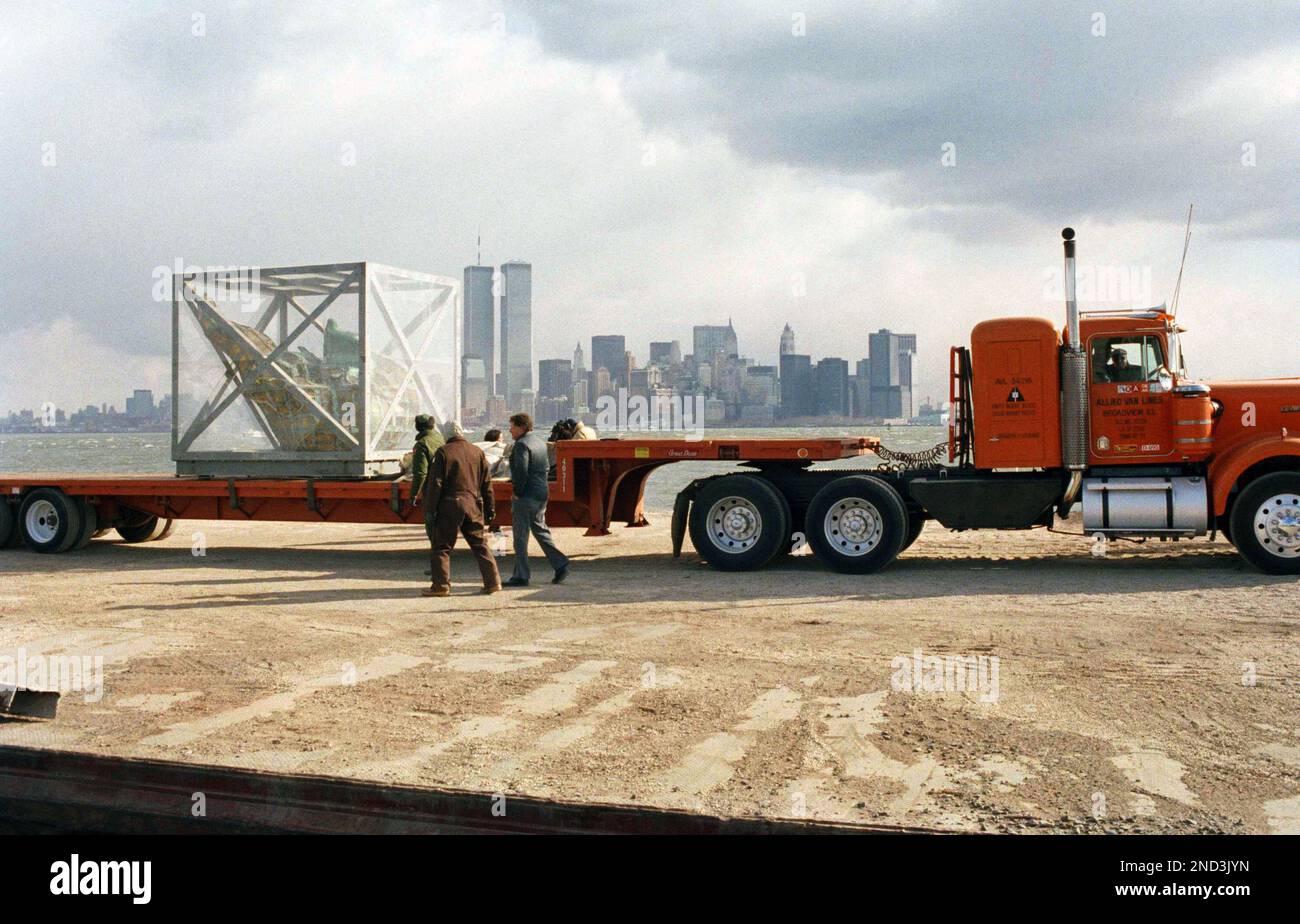 Statue of Liberty’s torch, arrives by barge from Liberty Island, en ...