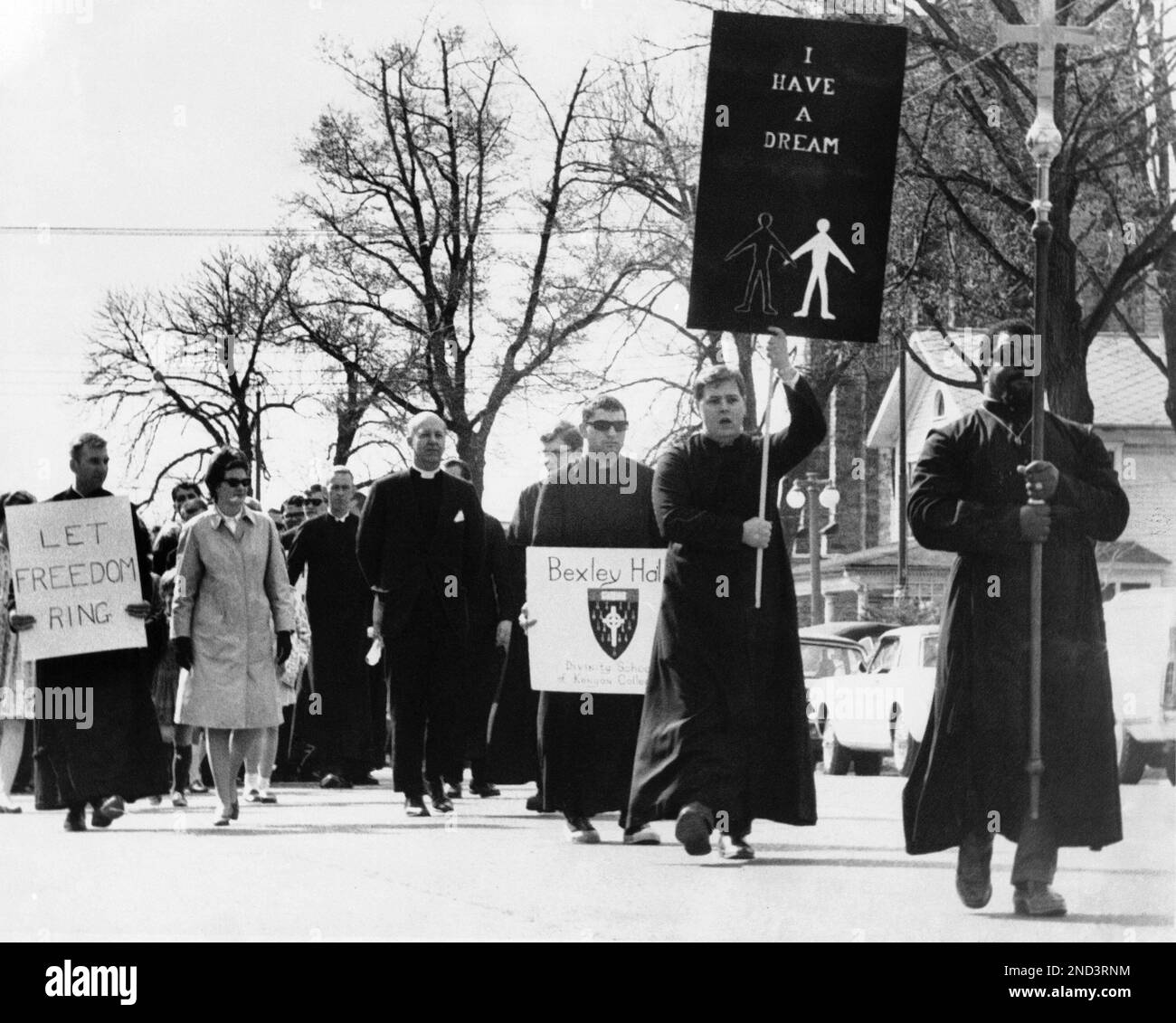 About 400 residents of Mount Vernon, Ohio, representing Protestant ...