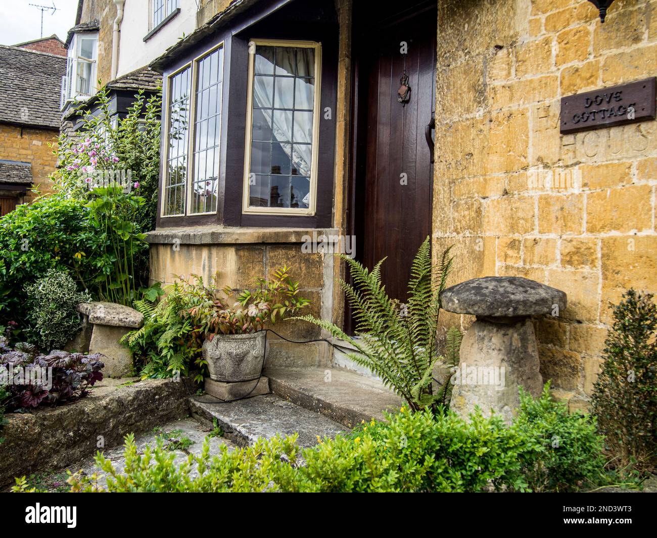 Cottage Garden in Cotswolds Village of Broadway, Garden Path, Overgrown ...