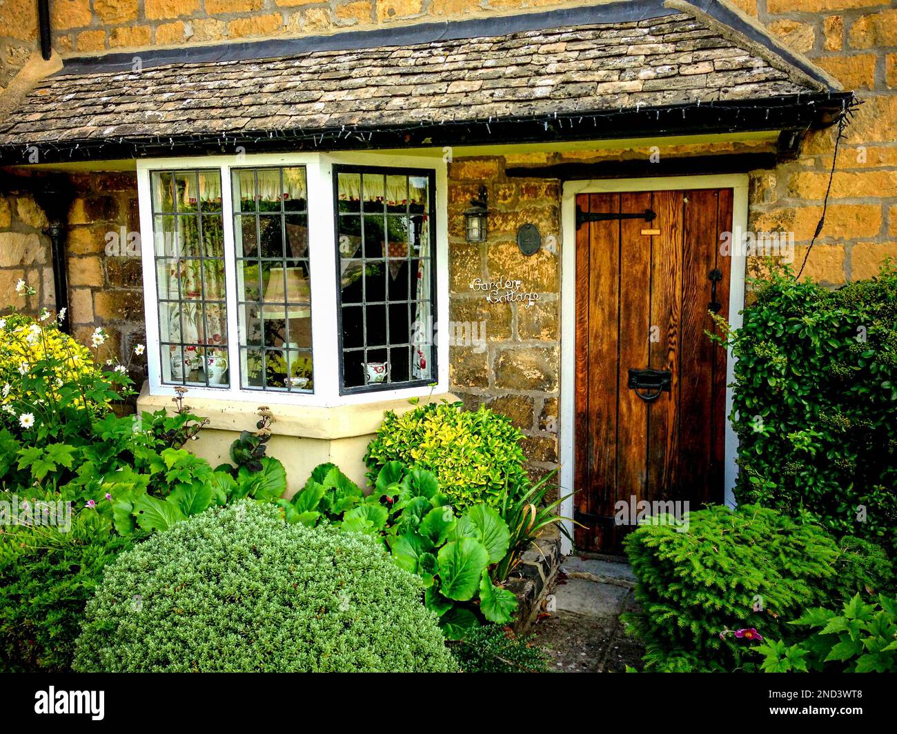 Cottage Garden in Cotswolds Village of Broadway, Garden Path, Overgrown ...