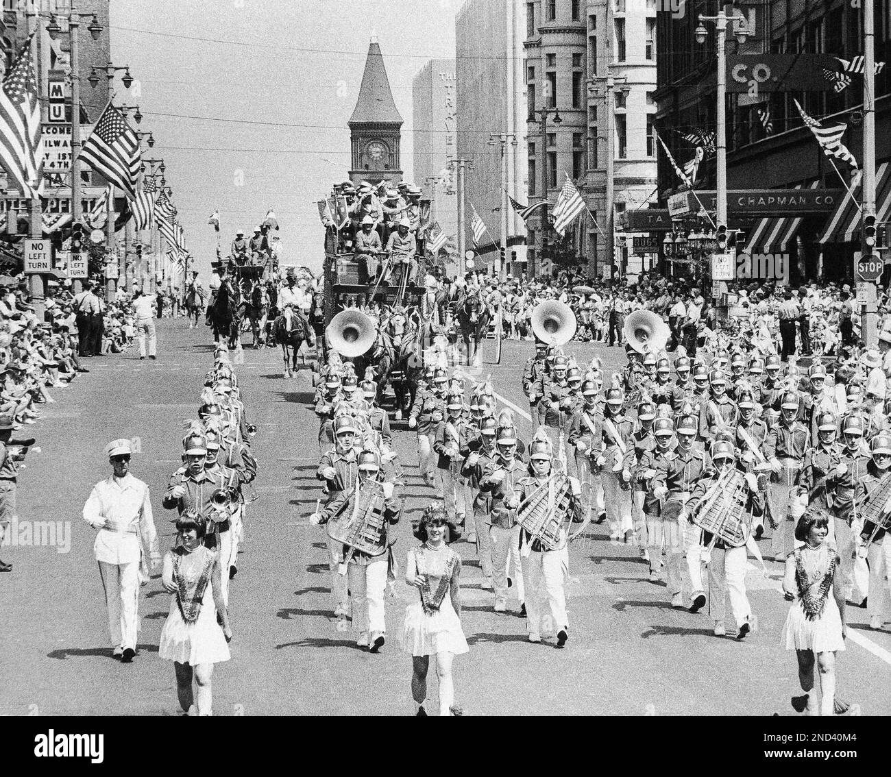 Thousands of persons line the street as Milwaukee celebrates ...