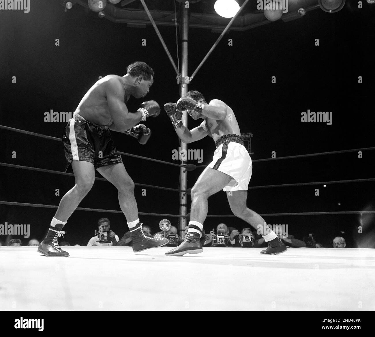 Challenger Archie Moore, left, moves in on world heavyweight title ...