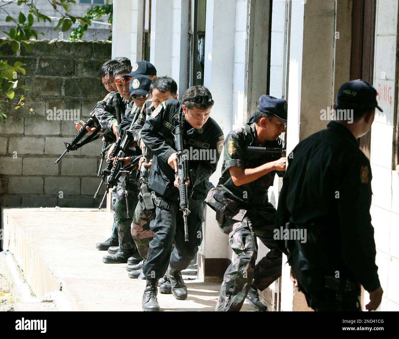 SWAT members of the Philippine National Police undergo a refresher ...