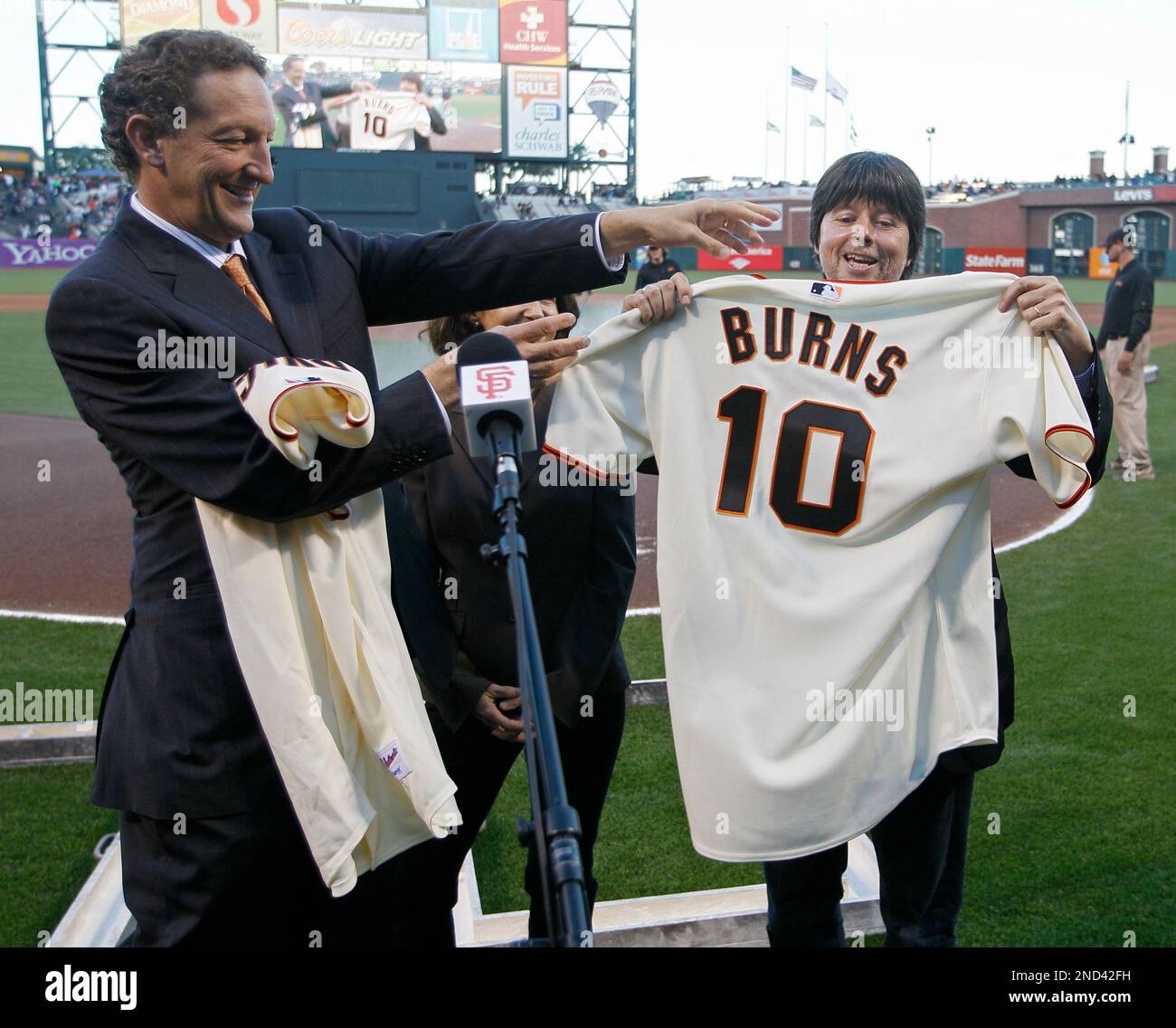 San Francisco Giants chief operating officer Larry Baer, left, presents ...