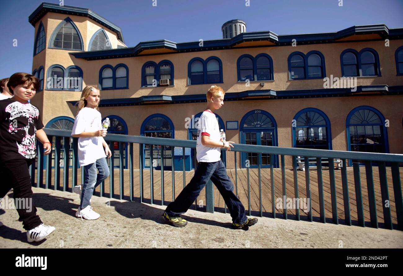 Zach Bonner, 12, of Tampa, Fla., leads supporters past the historic ...