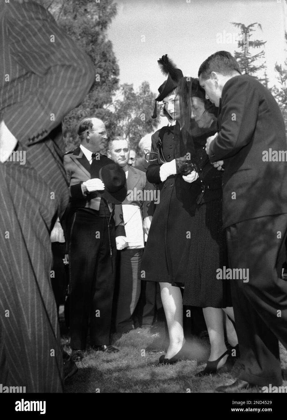 The grieving widow, Mabel Ward Mix, center, and daughter, Thomasina Mix ...