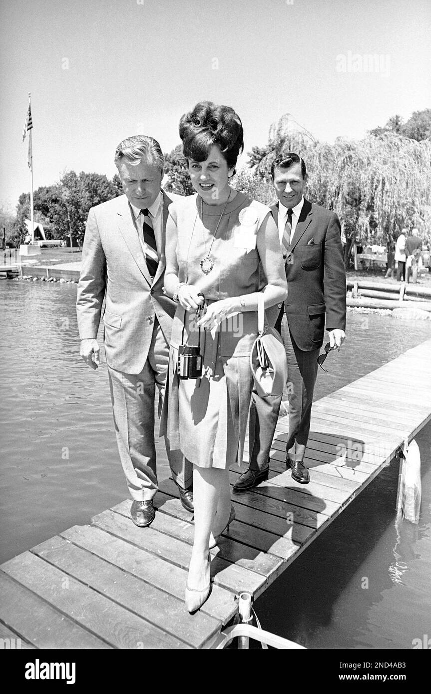 Mrs. Carl Sanders precedes New York’s Gov. Nelson Rockefeller, left ...