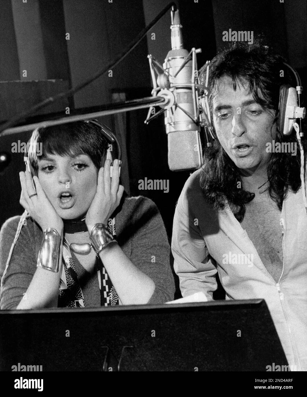 Entertainer Liza Minnelli, left, sings with rock star Alice Cooper ...