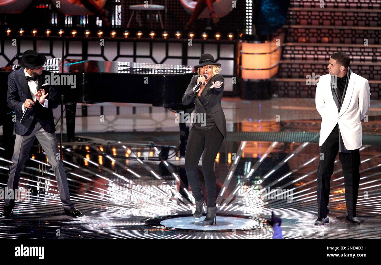 Swizz Beatz, left, Mary J. Blige, center, and Drake perform at the MTV ...