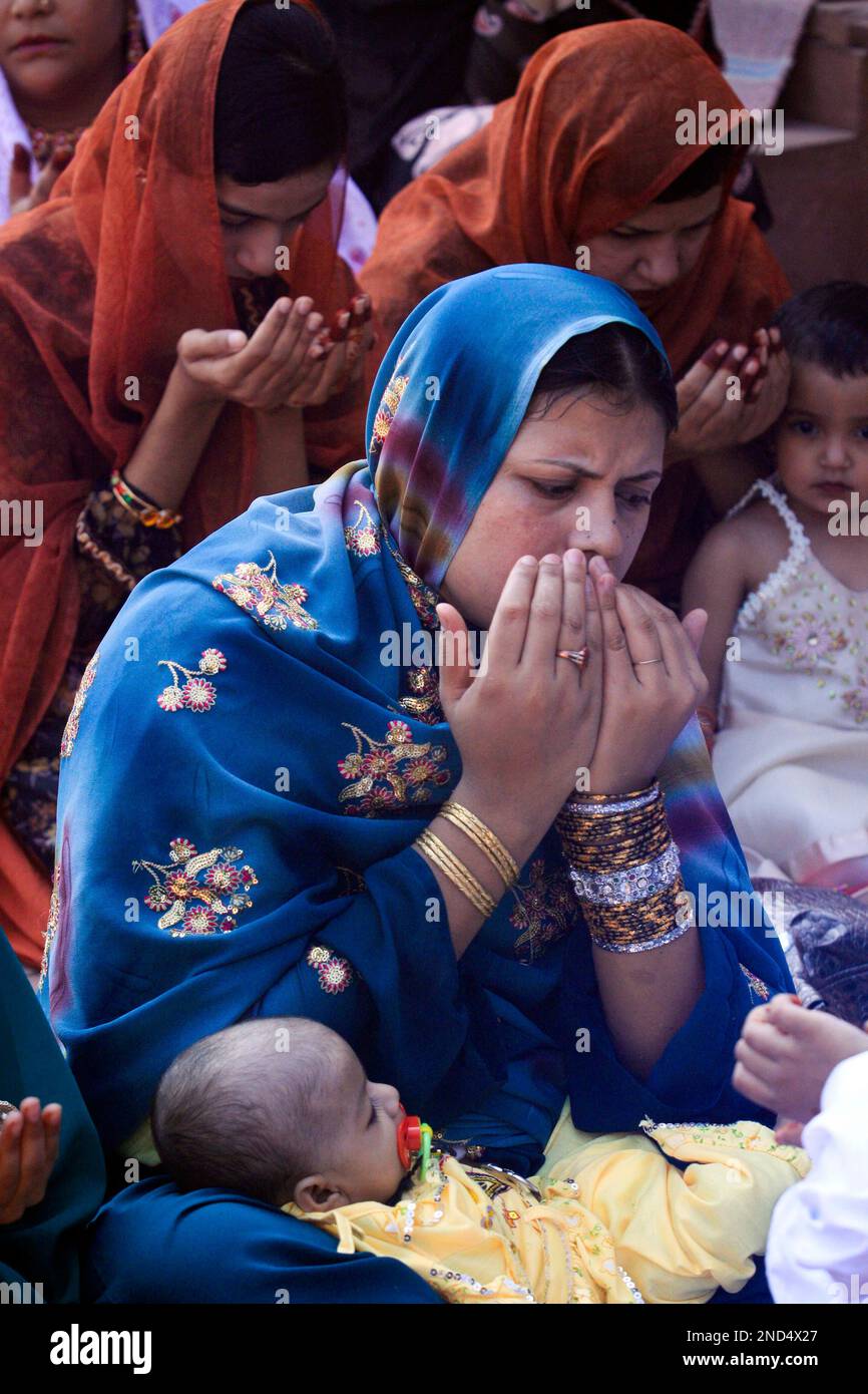 Pakistani women pray during Eid al-Fitr prayers at the historical ...