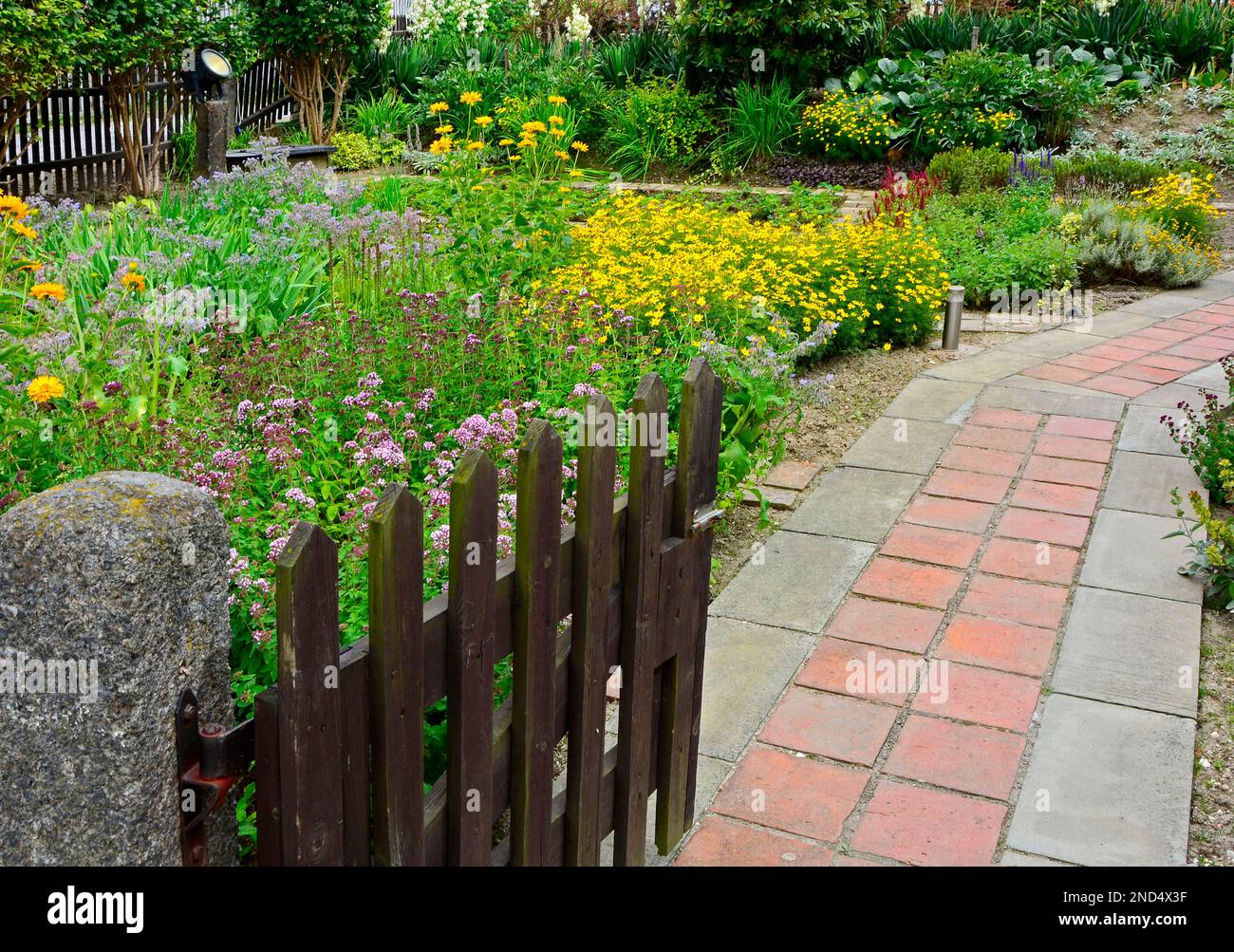 Country cottage garden path hi-res stock photography and images - Alamy