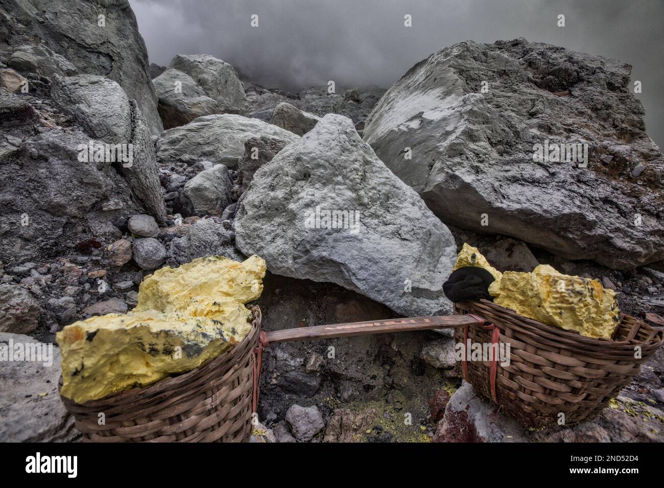 Miners digging sulphur hi-res stock photography and images - Alamy
