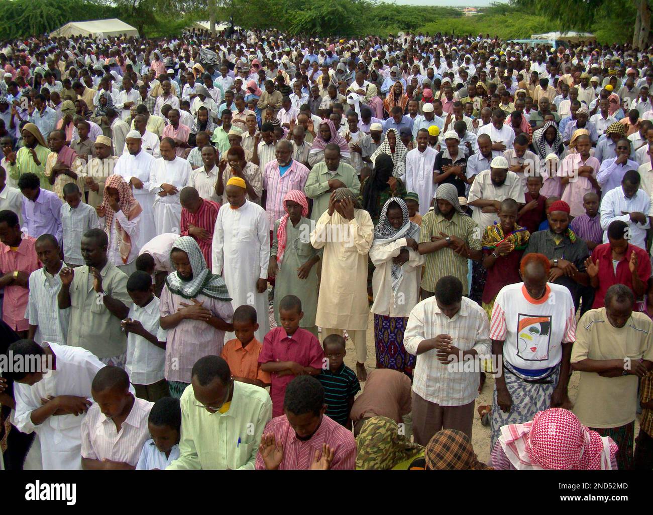 Somali muslims pray during Eid al-Fitr, which marks the end of the ...