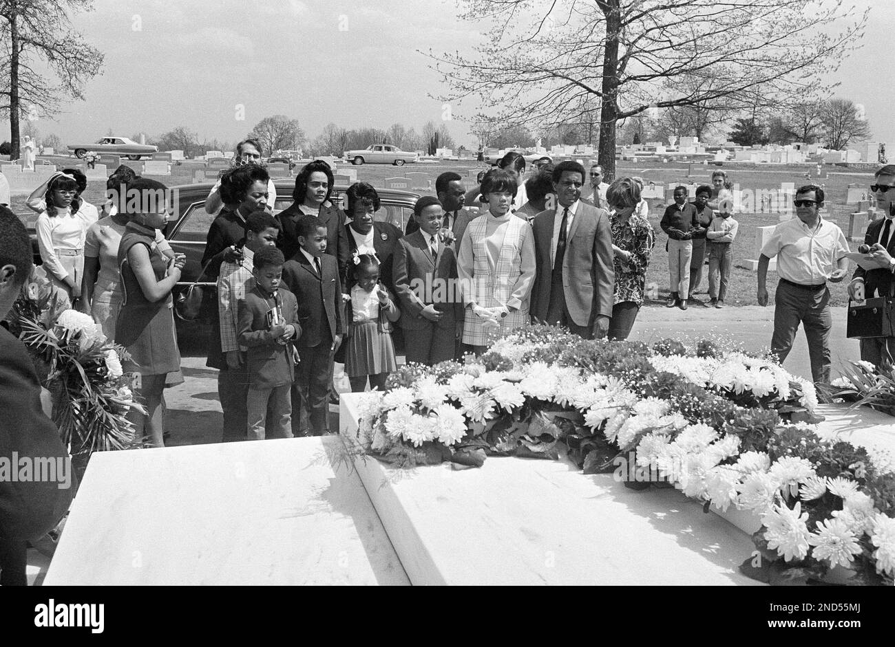 Mrs. Coretta Scott Dr. Martin Luther King Jr., visits the grave of her ...