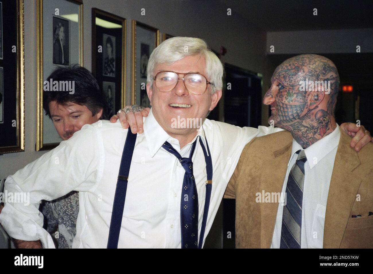 Bill Pulley, right, of London, Ont., mugs with TV host Phil Donahue ...