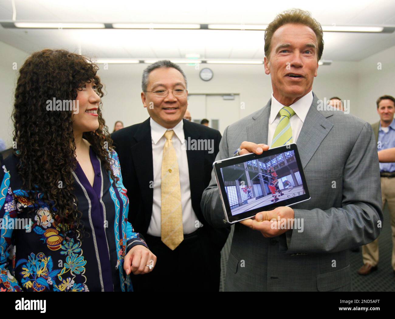 Calif. Gov. Arnold Schwarzenegger holds 10.1-inch Armada 610 tablet ...