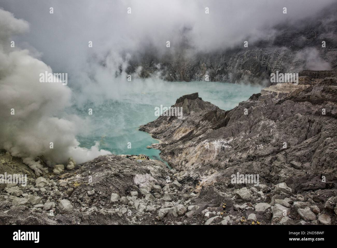 Working inside a volcano hi-res stock photography and images - Alamy