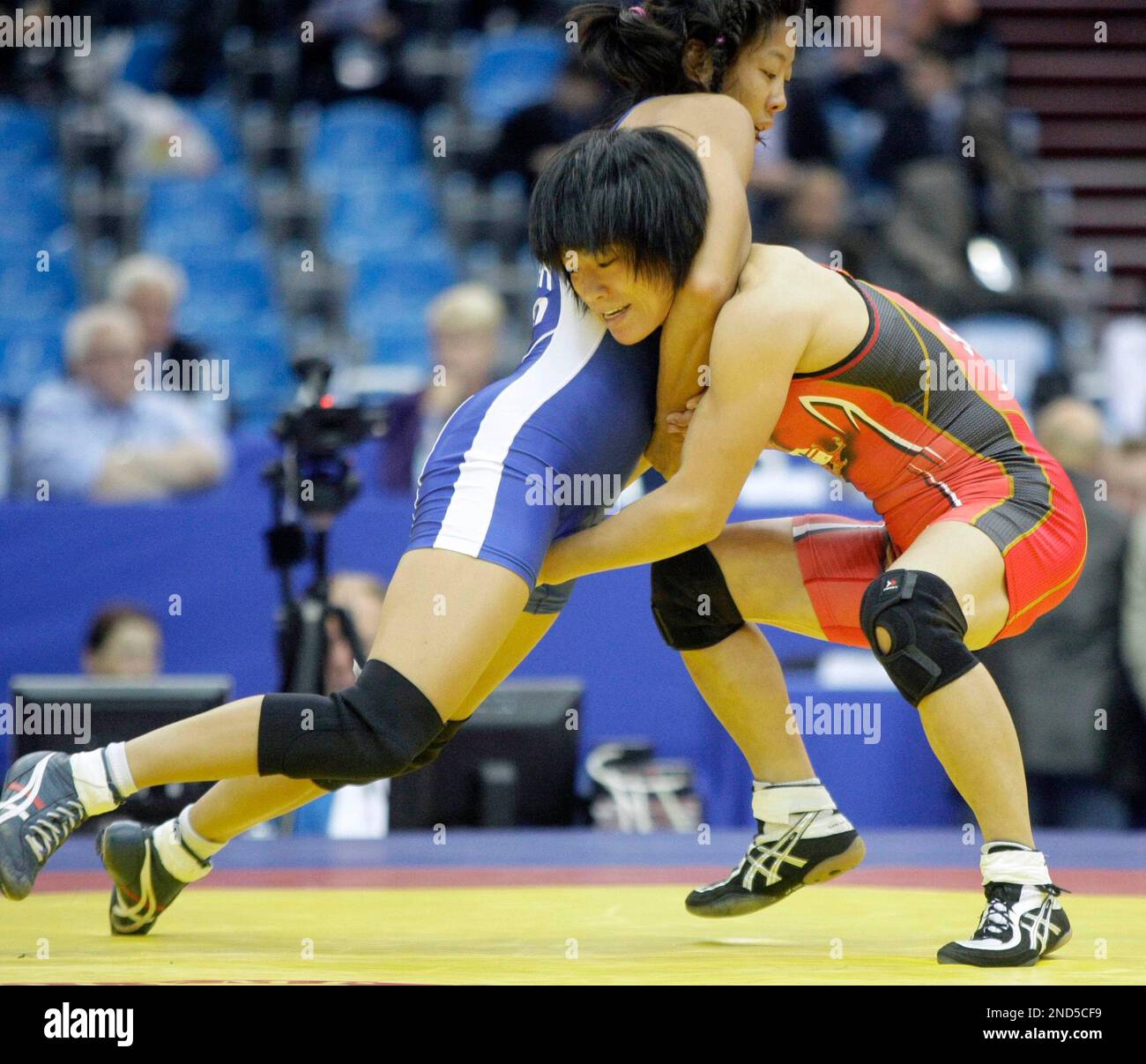 Hitomi Sakamoto of Japan, red, challenges with Carol Huynh of Canada ...