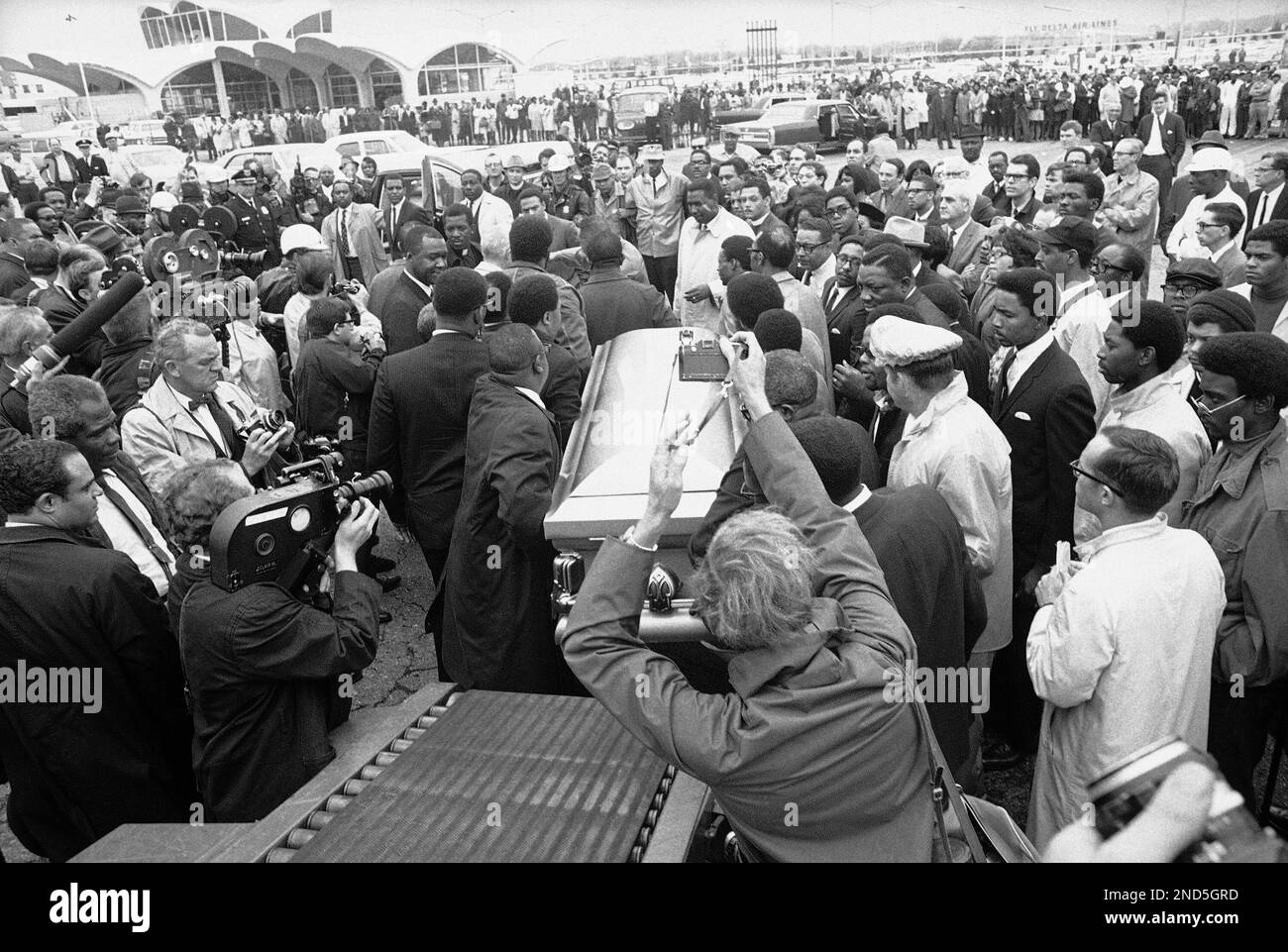 The casket containing the body of Dr. Martin Luther King Jr. passes ...