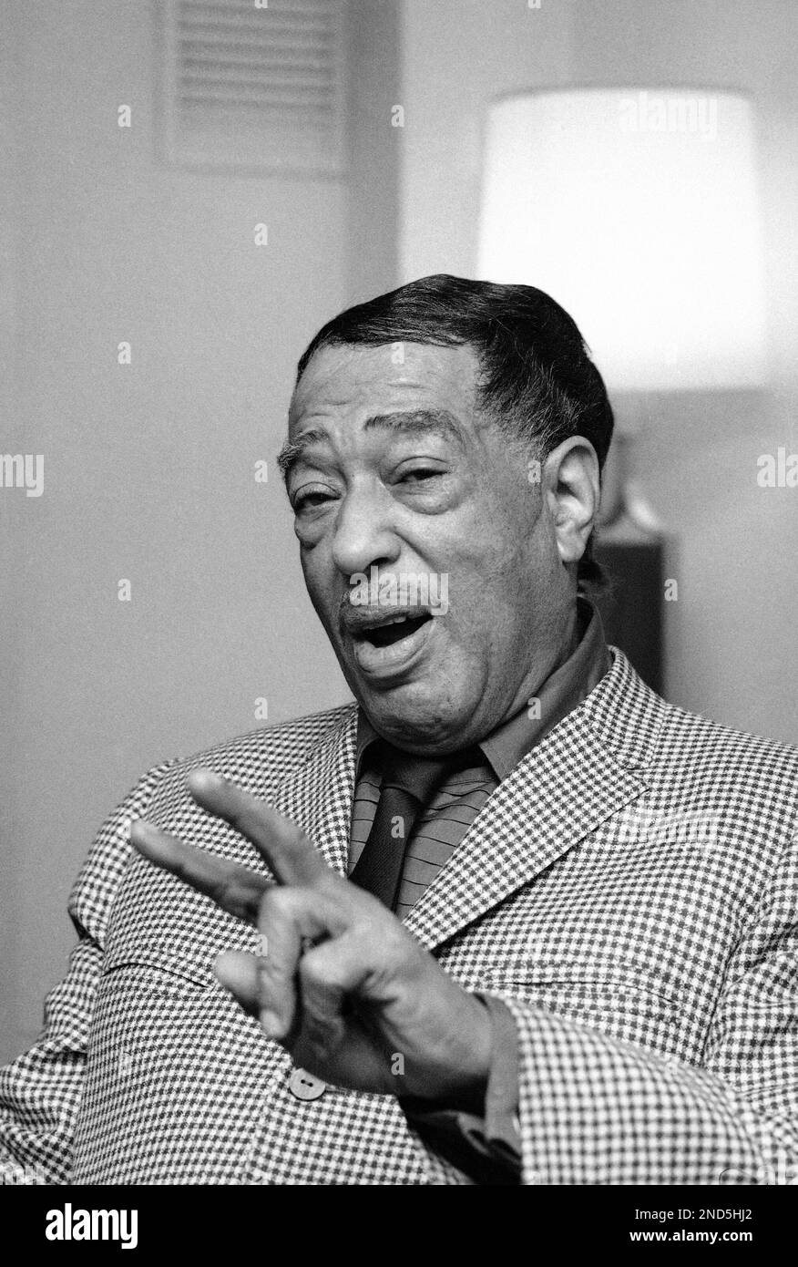 Duke Ellington, famed jazz musician, muses on his career to newsmen at ...