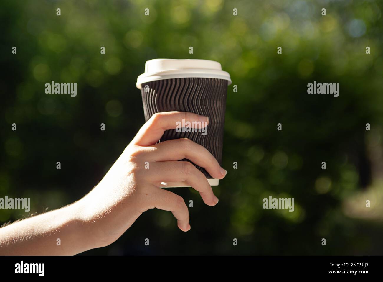 Closeup photography of woman hand.holding cup of coffee in the hand ...