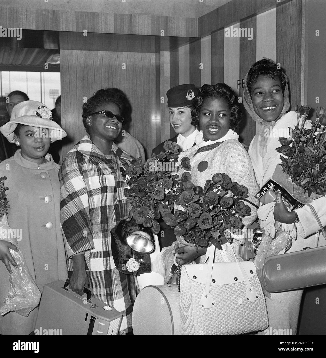 Background singers of US musician Ray Charles, at their arrival at Orly ...