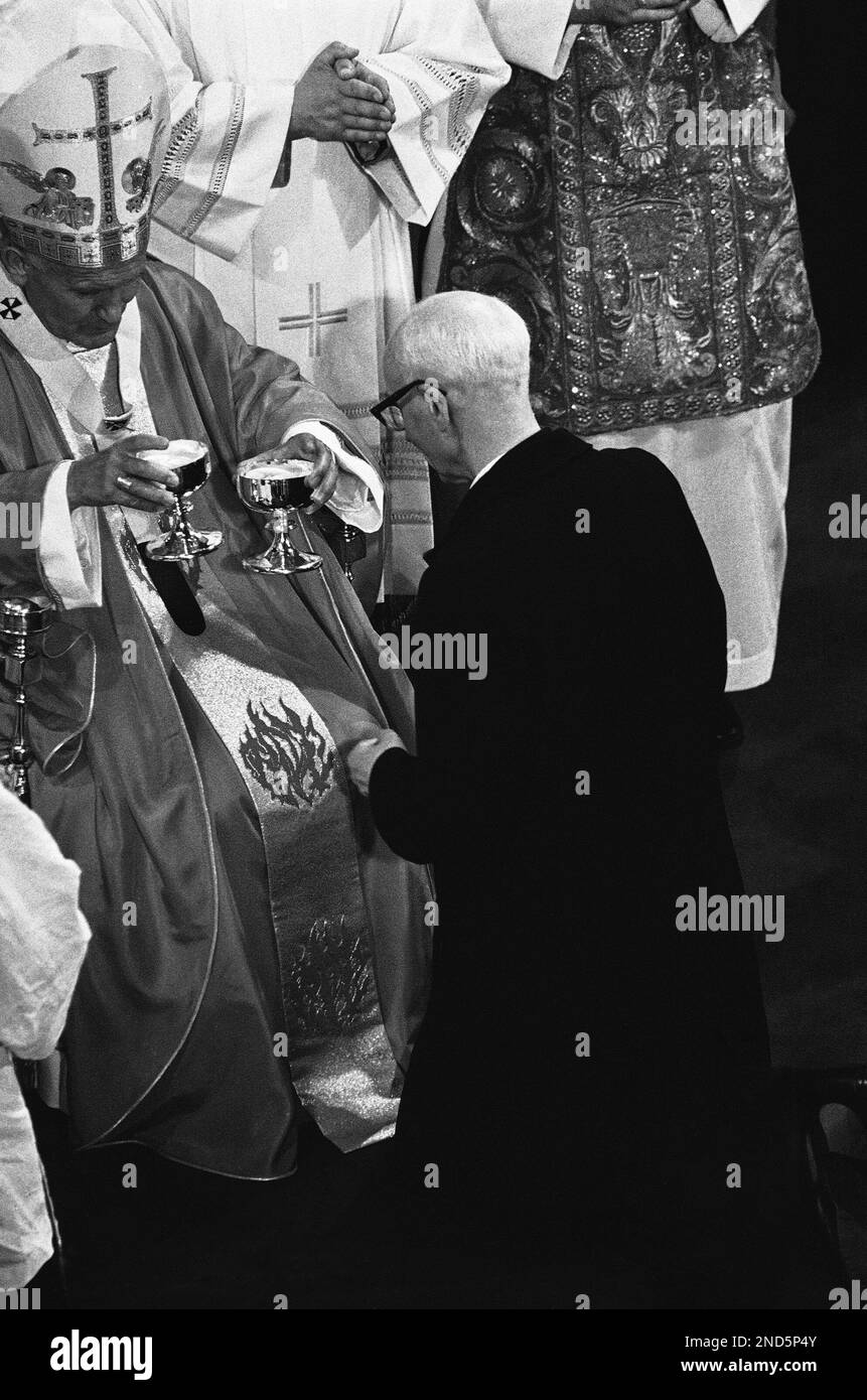 Pope John Paul II addresses the congregation at London’s Westminster ...