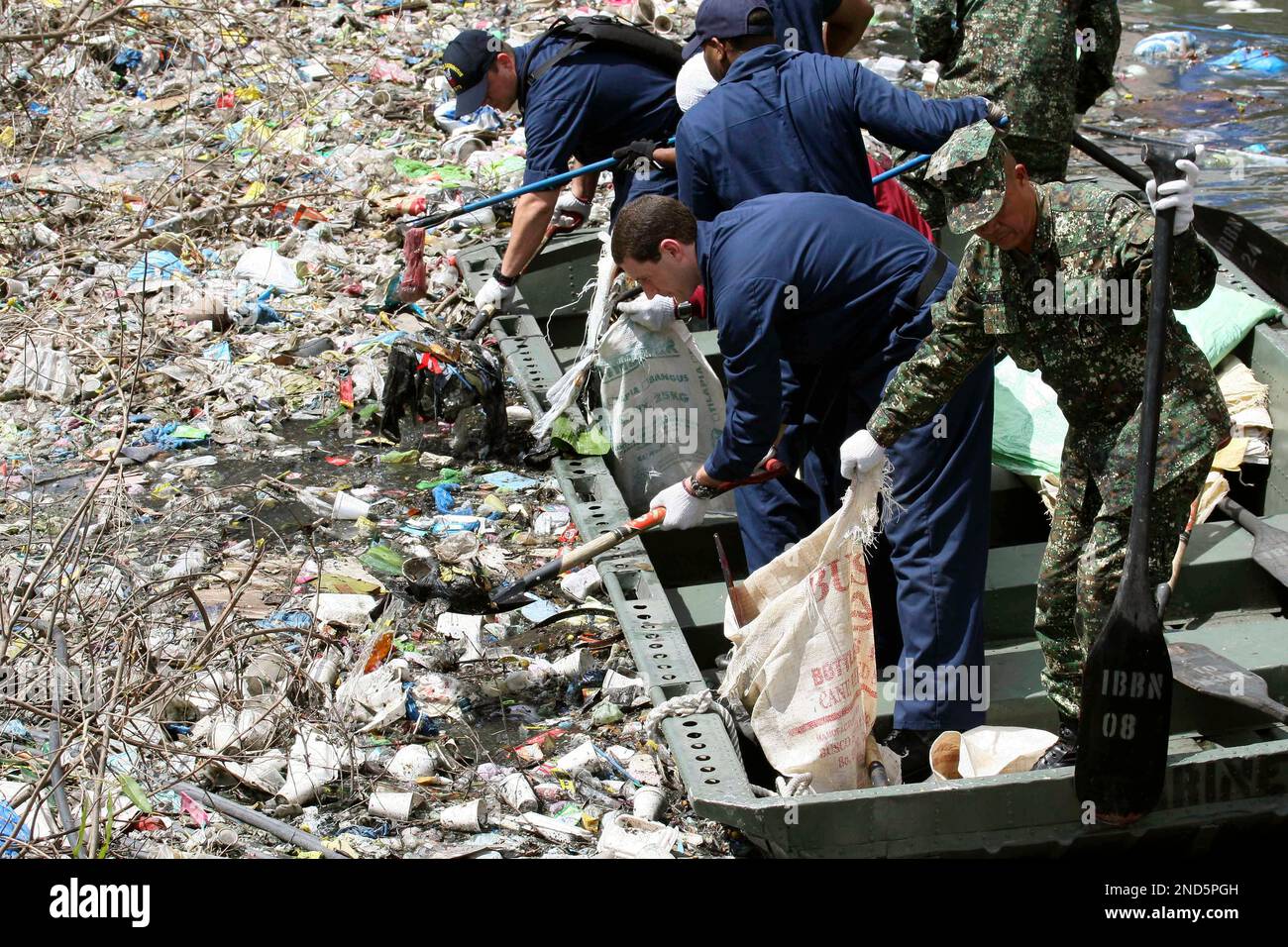 U.S. Navy crewmen from the aircraft carrier USS George Washington and ...