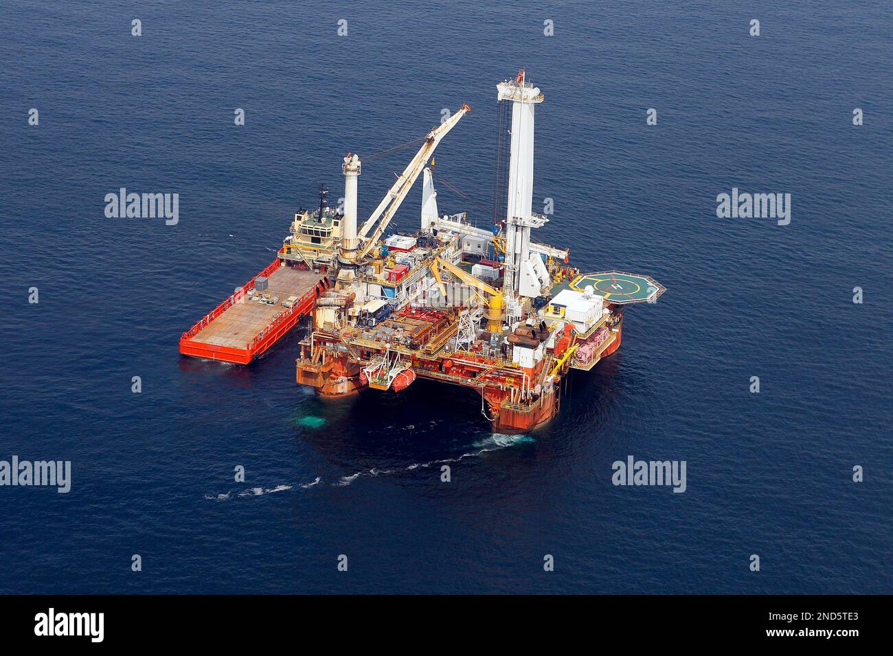 The Helix Q4000, the vessel responsible for lifting the Deepwater ...