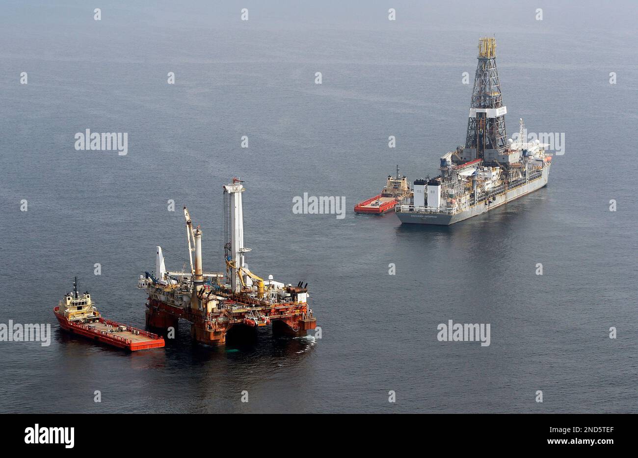 The Helix Q4000, left, the vessel responsible for lifting the Deepwater ...