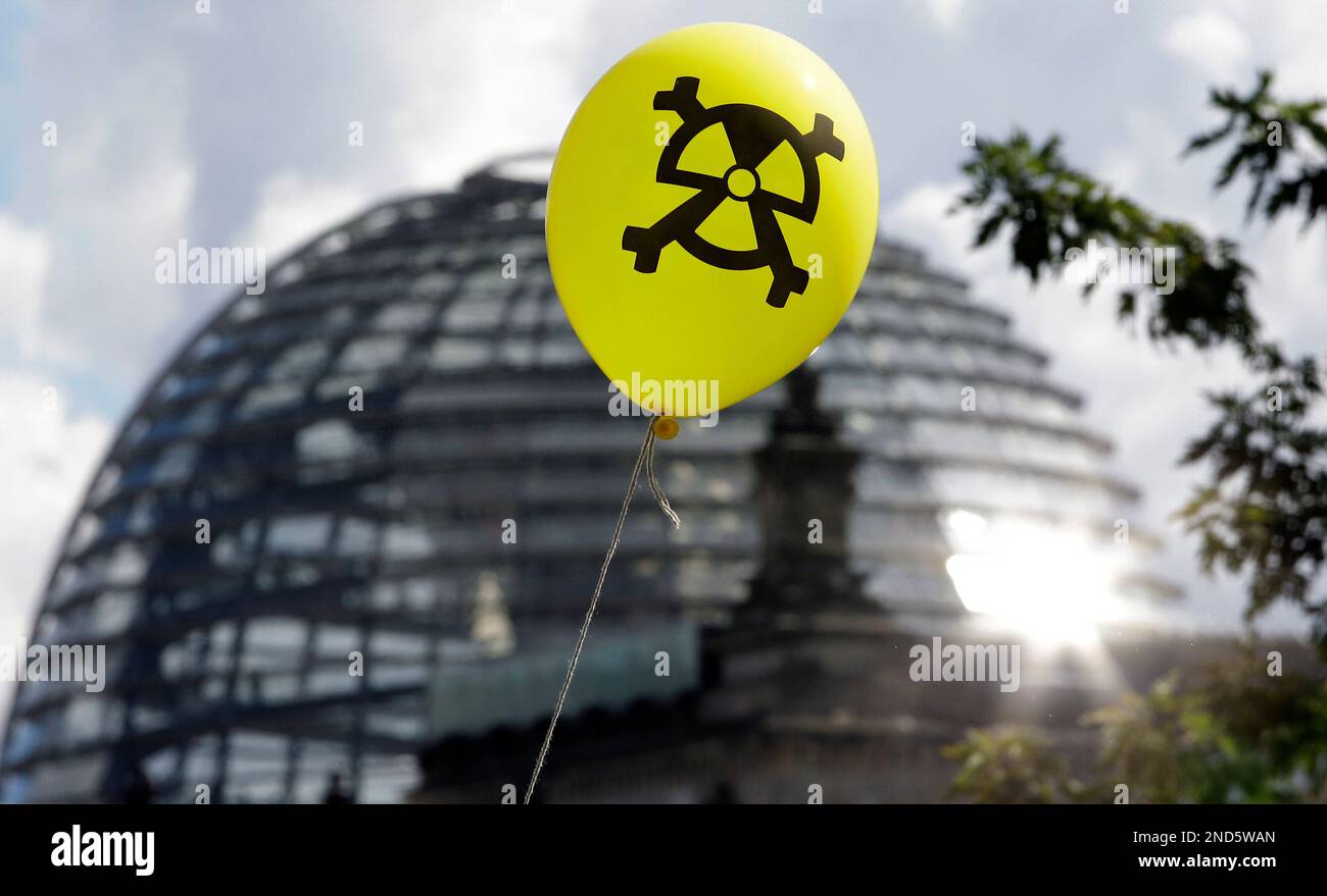 An "atomic balloon" is seen in front of the dome of the Reichstag ...