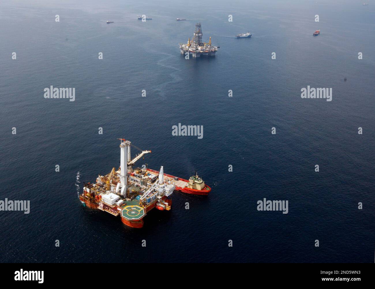 In this Sept. 4, 2010 picture, the Helix Q4000, bottom, the vessel ...