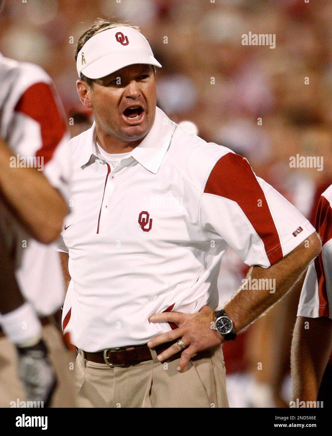 Oklahoma head coach Bob Stoops shouts at an official during the third ...