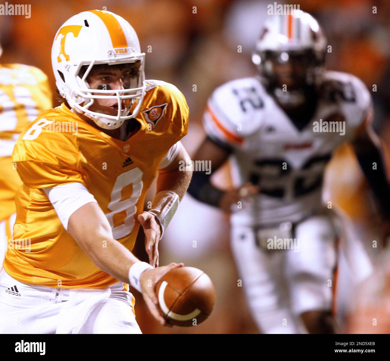 Tennessee quarterback Tyler Bray (8) turns to hand the ball off during ...