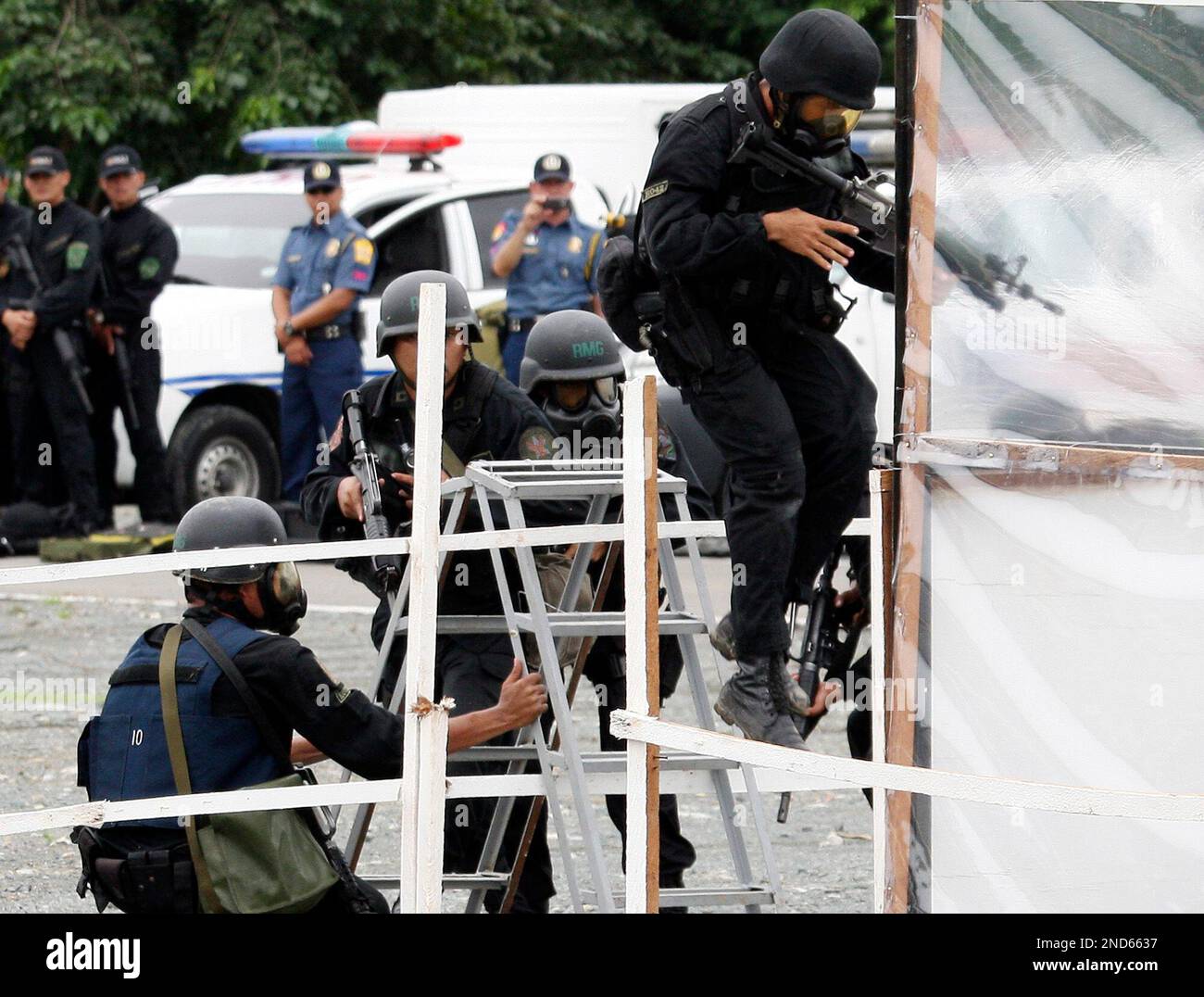 Elite forces of the Philippine National Police "storm" a makeshift ...