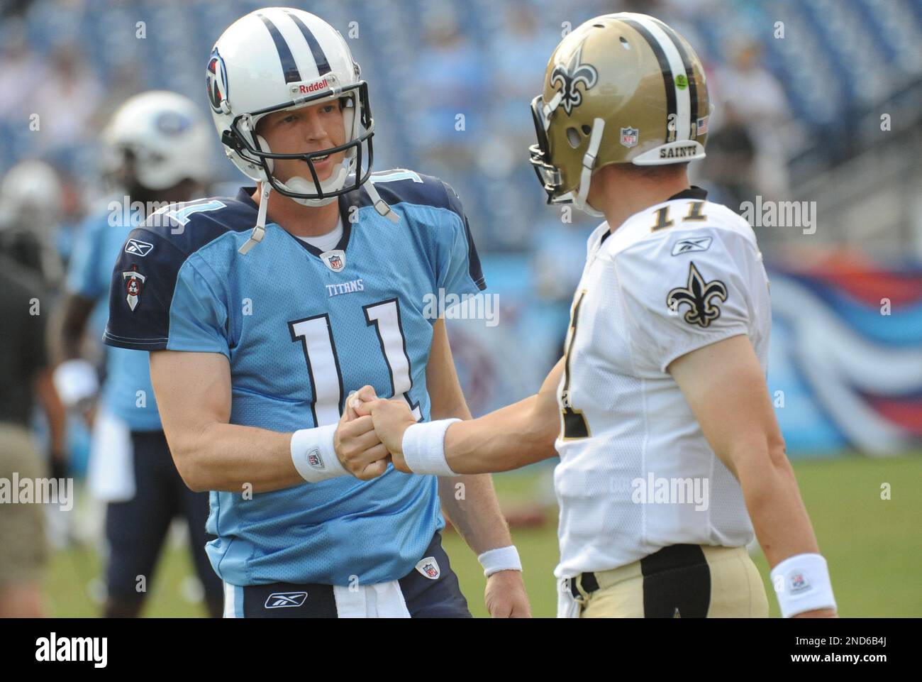 Tennessee Titans quarterback Chris Simms (11) shakes hands with New ...
