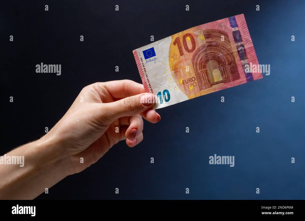 Hand holding banknotes Stock Photo - Alamy